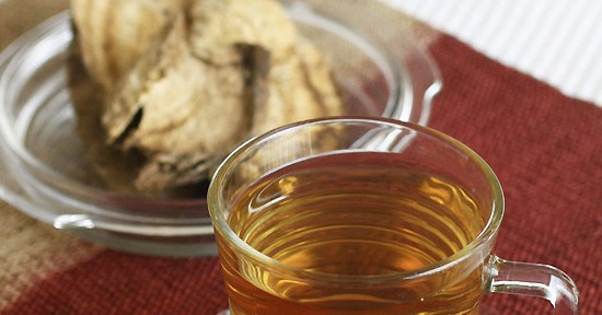 Pearl arrowroot in the soil, and arrowroot tea