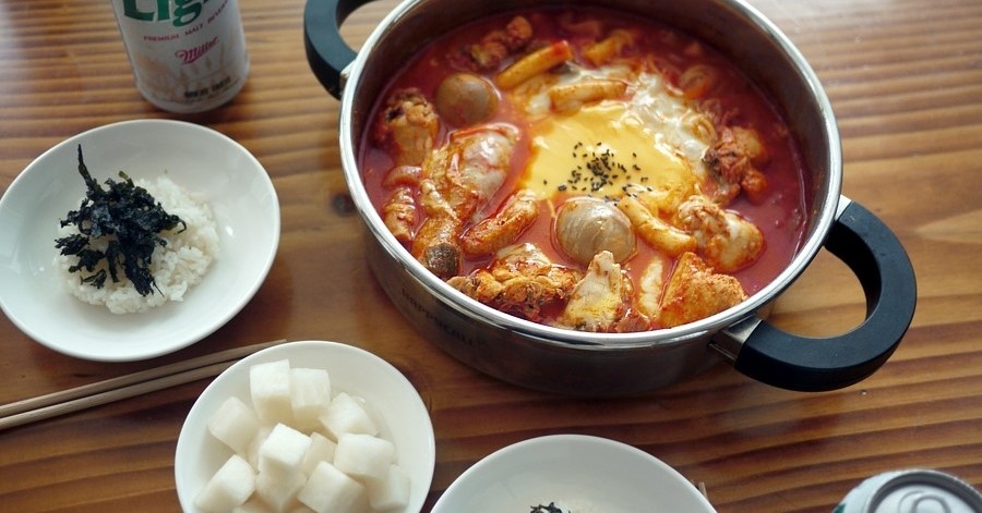 Spicy and sweet chicken tteokbokki