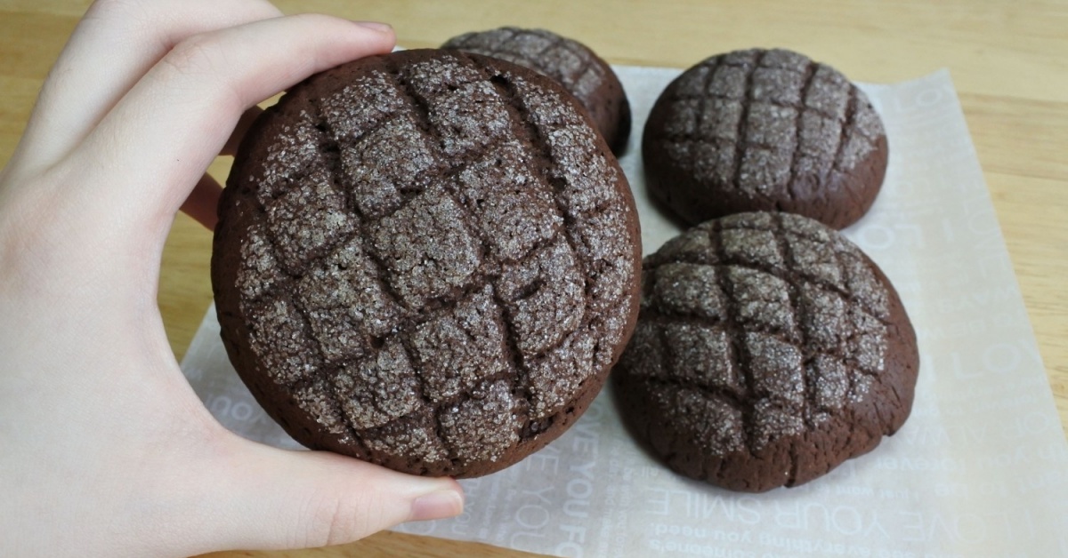 Making chocolate melon bread