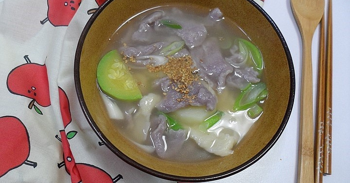 a unique grape soup/grape sujebi