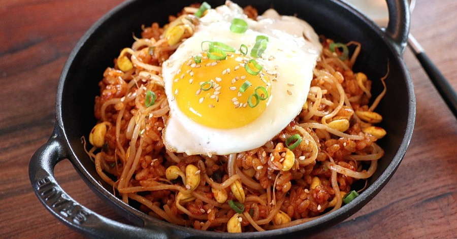 Bean sprout fried rice is crunchy and spicy