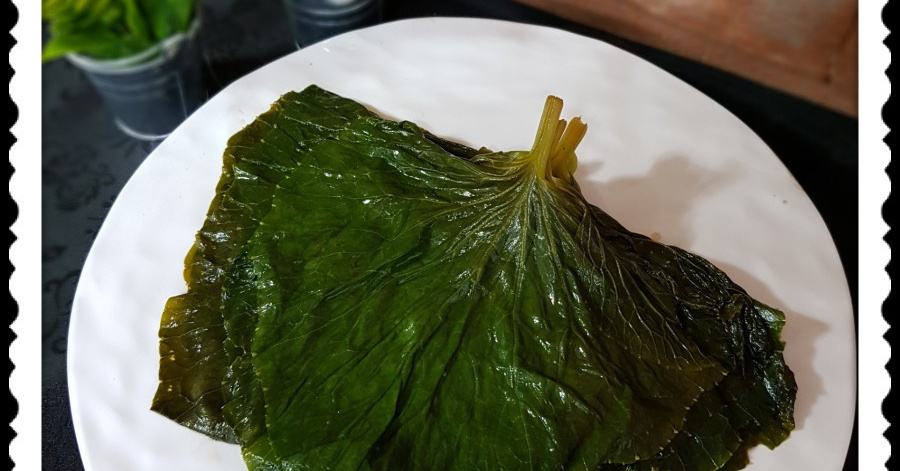 Pickled raw wasabi leaves with a tangy taste (Pickled wasabi)