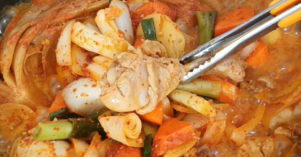 The spicy and delicious rice thief. "Mukeunji Dakbokkeumtang."