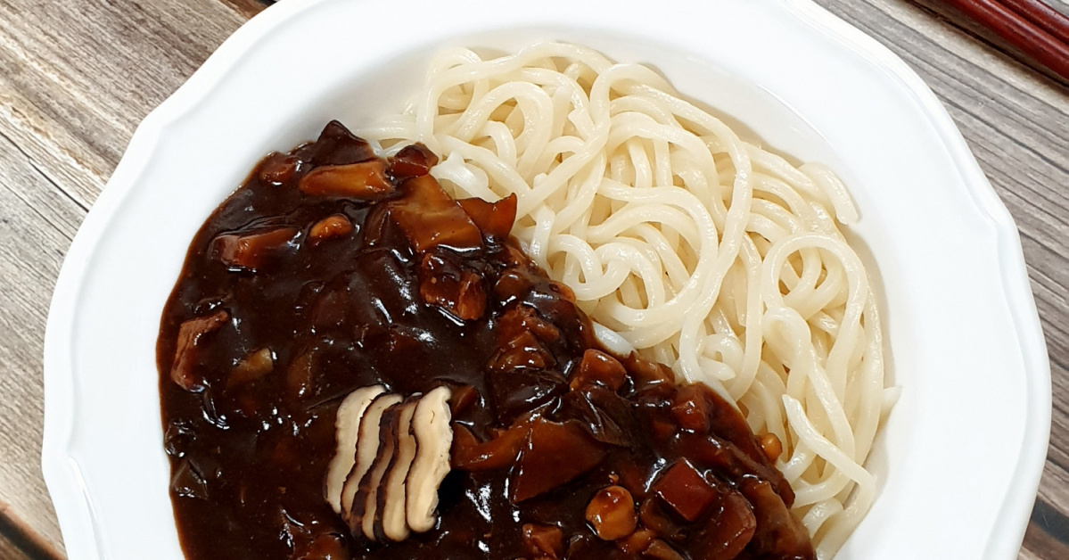 중국집 못지않은 짜장면 만들기 - 짜장가루 분말짜장에 나만의 꿀팁 더해서 더 맛있게 만든 짜장소스