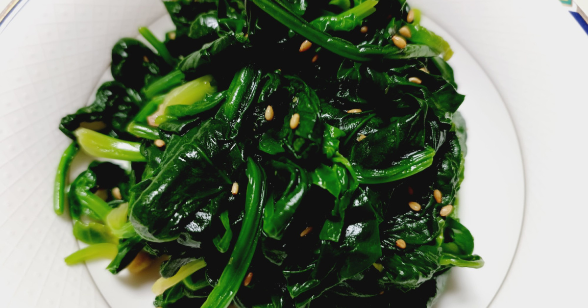 cómo cortar espinacas y hierbas