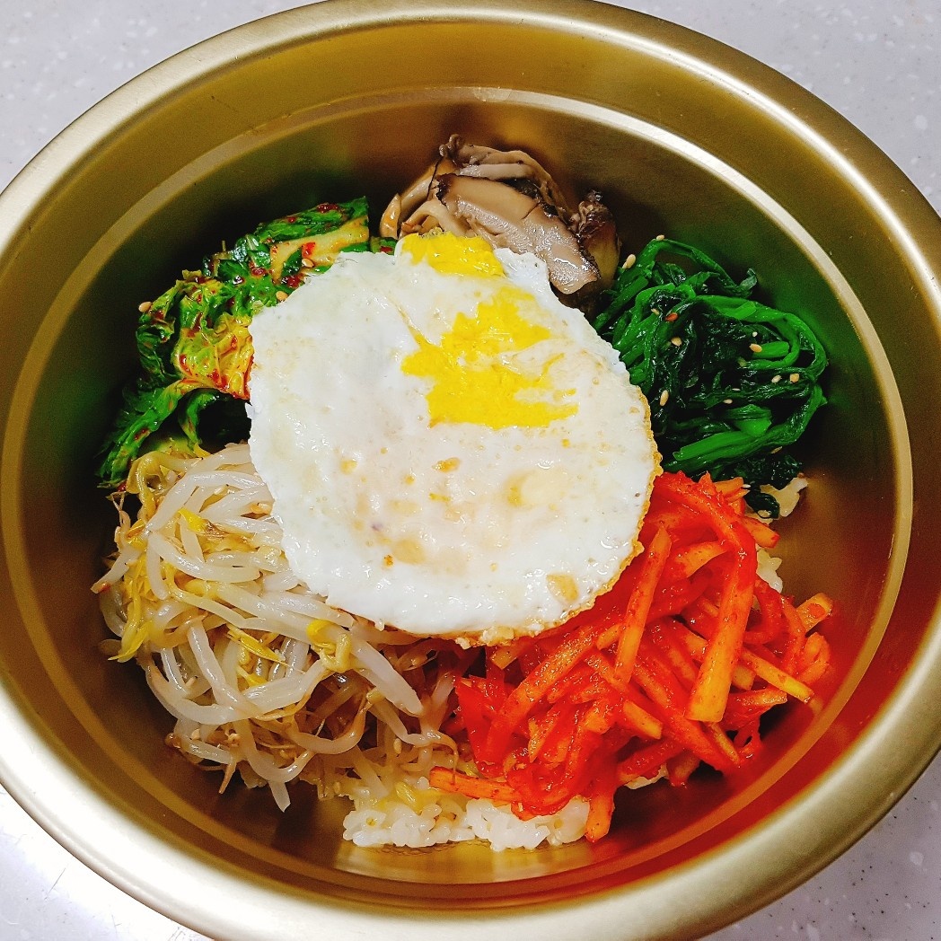 봄의향기를 품은 나물가득 비빔밥ᆢ 칼집넣은삼겹살에 갈비양념해봤네요ᆢ구워먹는거 살짝 질려서ㅋ 그리고 묵은지도없구 산뜻하게 깍두기 ...