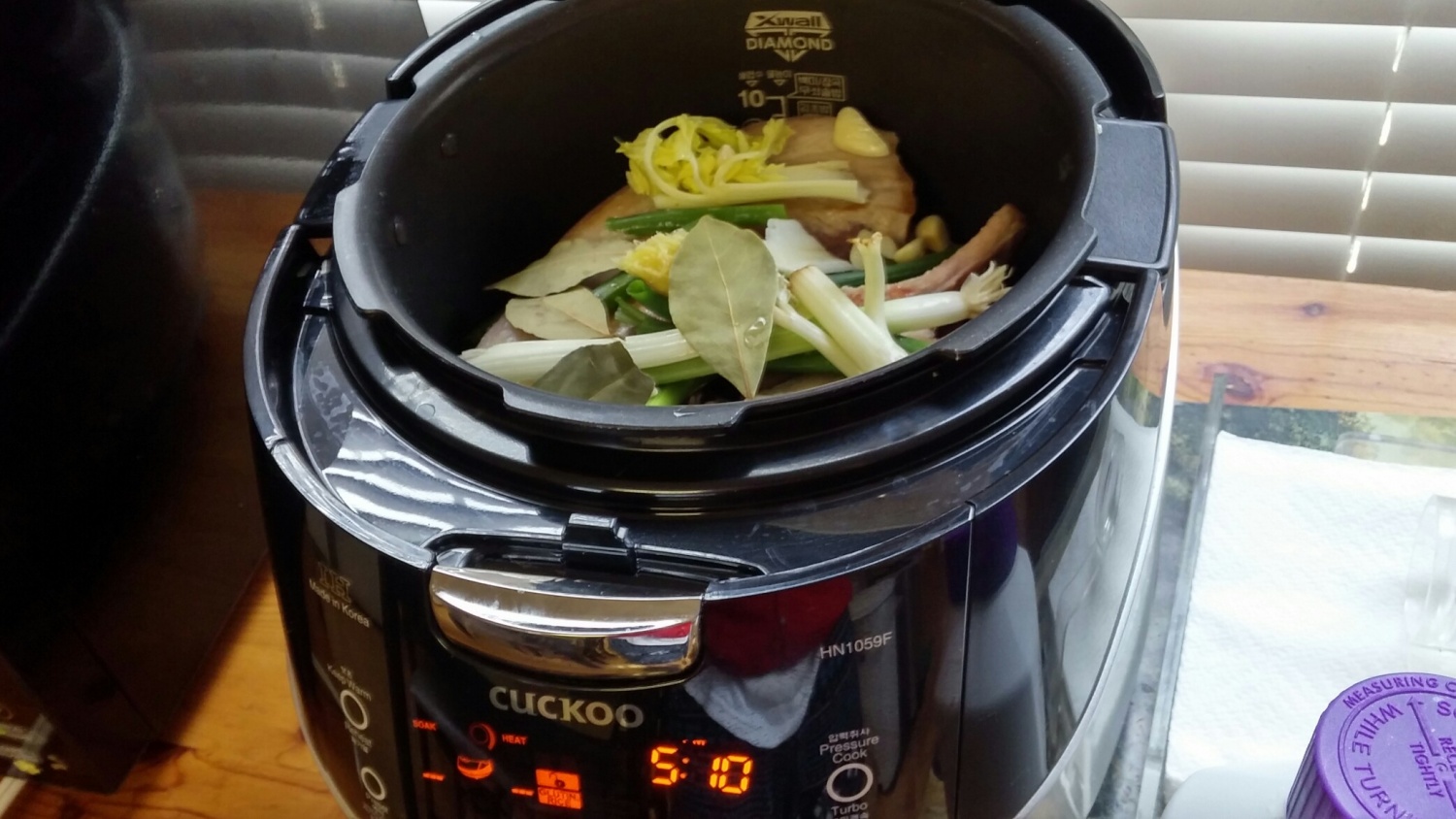 돼지수육압력전기밥솥에 쩌서만든 수육 입니다 육즙이 존득합니다