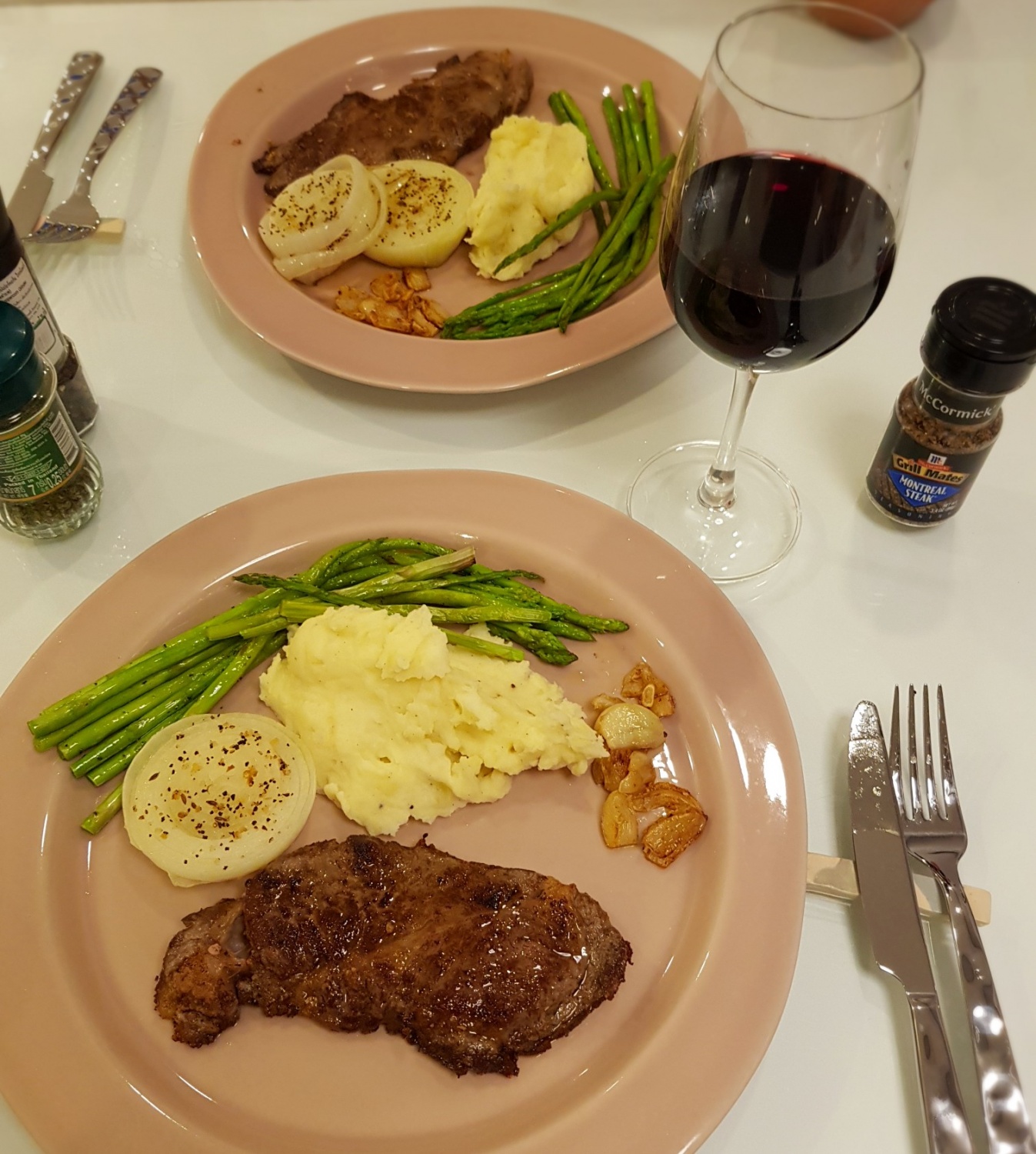 집에서 립아이 스테이크 사이드 메뉴도 만들어 보고 맛있게 먹었어요~ 고든램지 스테이크 굽기 따라했는데 사방에 기름 튀고 난리도 아니네요 ㅋㅋ 양파는 슬라이스해서 올리브유