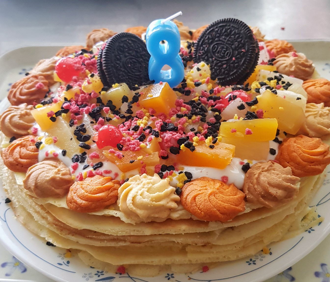 딸생일! 간단하게 생일케익만들기 팬케이크 7장 옆에쿠키넣고 요플레 가운데 뿌리고 후르츠칵테일 초코,딸기크런치에 오레오 2개 완성!