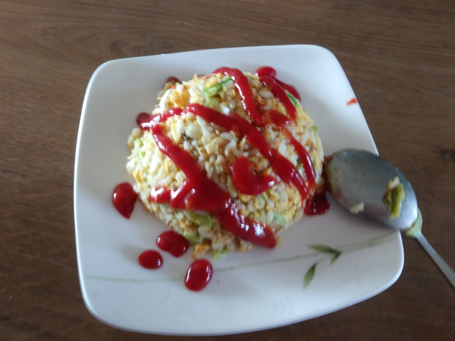 맛있는 계란밥 만들기 준비물김계란2파식용유굴소스칼찬밥 먼저찬밥과 계란을 섞어 줍니다 그다음 잘섞어 줍니다 파를 깨끗이 씻고 썰어줍니다 기름을 둘러주고 불을