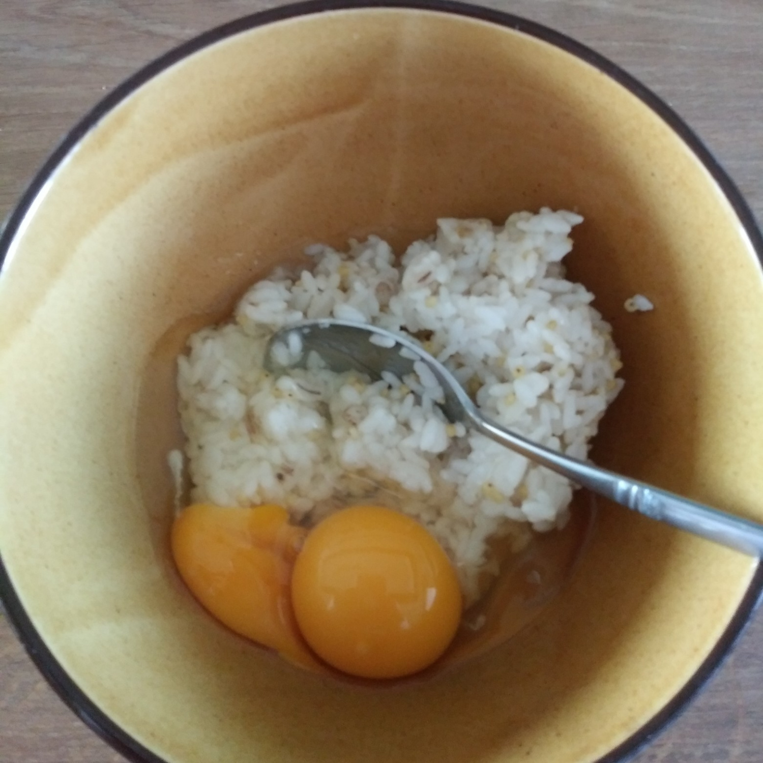 맛있는 계란밥 만들기 준비물김계란2파식용유굴소스칼찬밥 먼저찬밥과 계란을 섞어 줍니다 그다음 잘섞어 줍니다 파를 깨끗이 씻고 썰어줍니다 기름을 둘러주고 불을