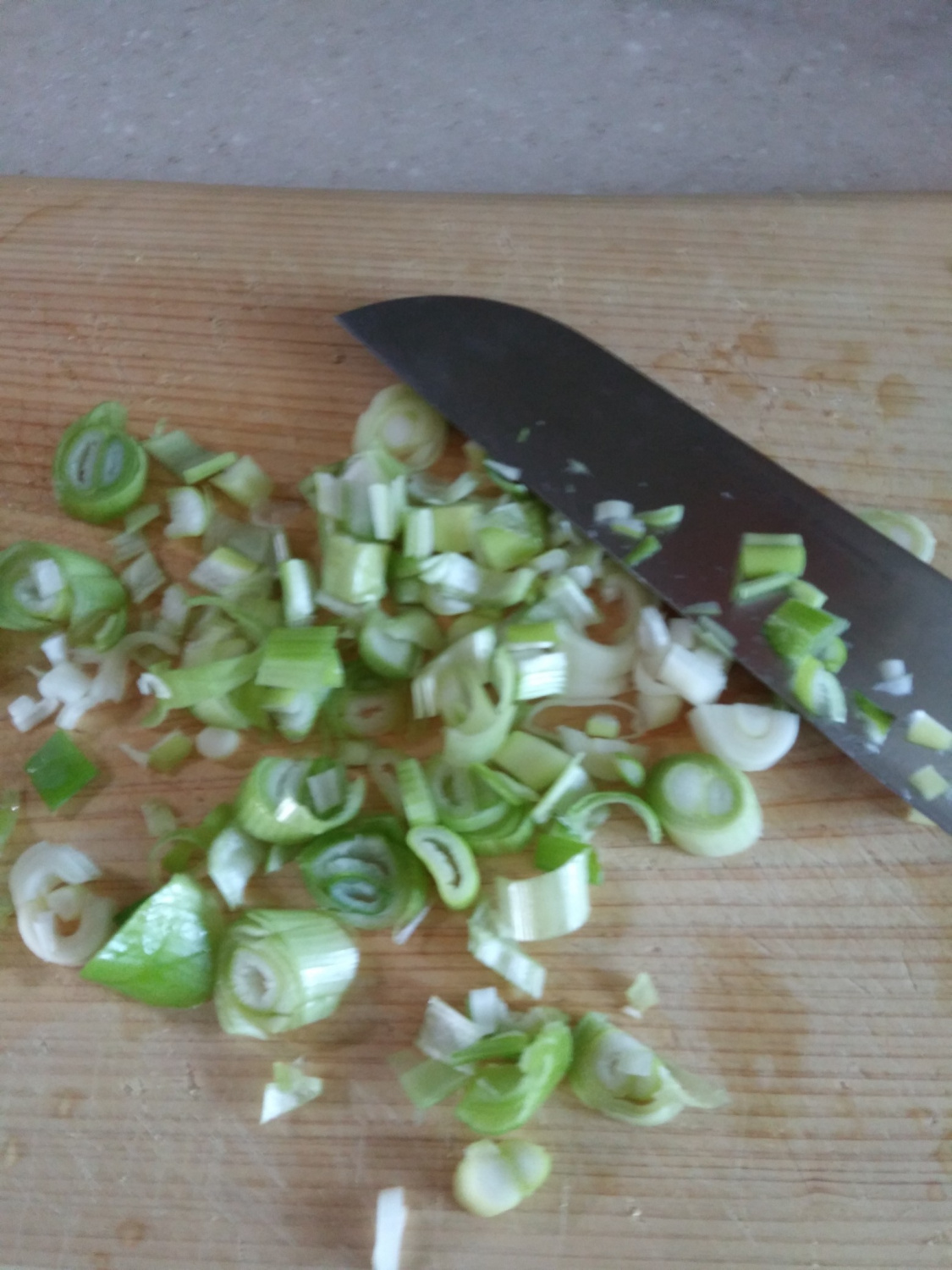 맛있는 계란밥 만들기 준비물김계란2파식용유굴소스칼찬밥 먼저찬밥과 계란을 섞어 줍니다 그다음 잘섞어 줍니다 파를 깨끗이 씻고 썰어줍니다 기름을 둘러주고 불을