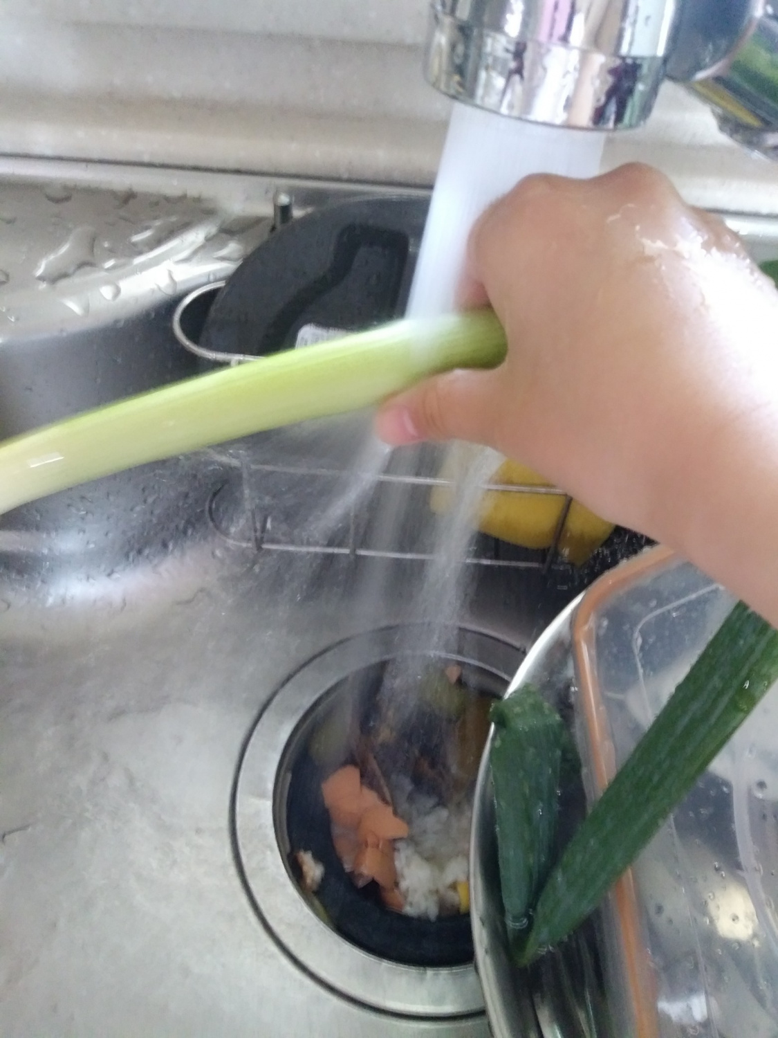 맛있는 계란밥 만들기 준비물김계란2파식용유굴소스칼찬밥 먼저찬밥과 계란을 섞어 줍니다 그다음 잘섞어 줍니다 파를 깨끗이 씻고 썰어줍니다 기름을 둘러주고 불을